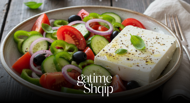 Sallatë Greke – Recetë e Shëndetshme dhe e Shijshme - GatimeShqip
